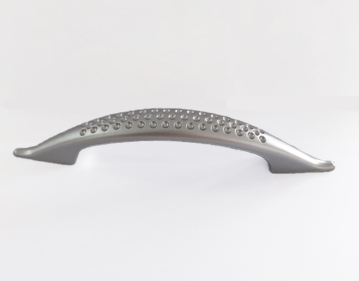 Halador de Media Luna con Puntos – Herraje Decorativo para Muebles